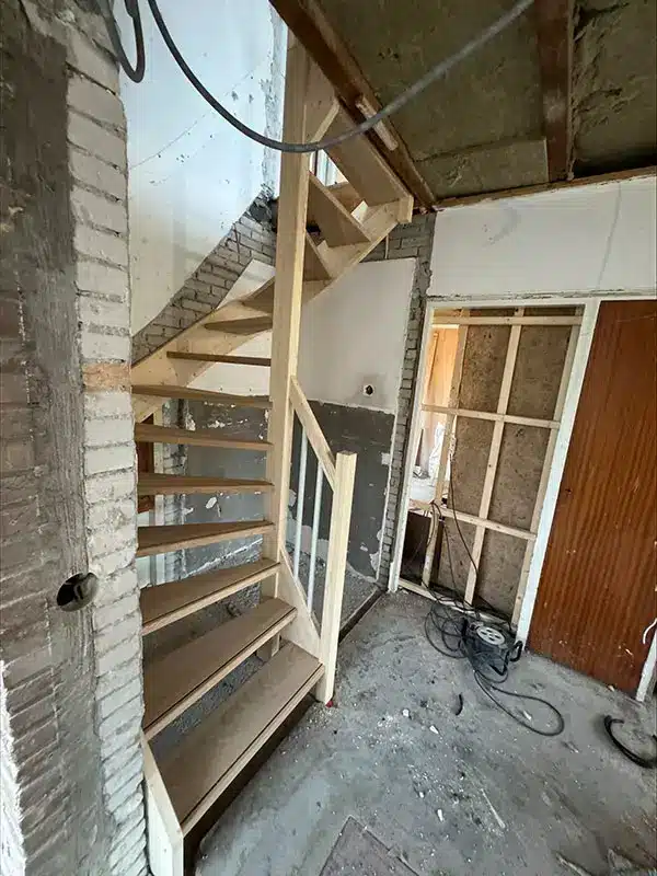 2-nieuwe-trappen-renovatie-met-eikenhouten-treden-in-Brielle-3a ...